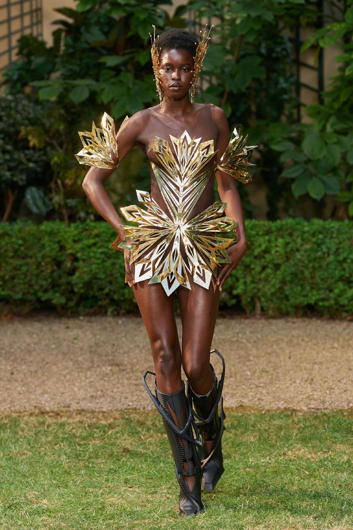 Iris Van Herpen 2023秋冬高级定制系列|高级定制|异星|战神_新浪新闻