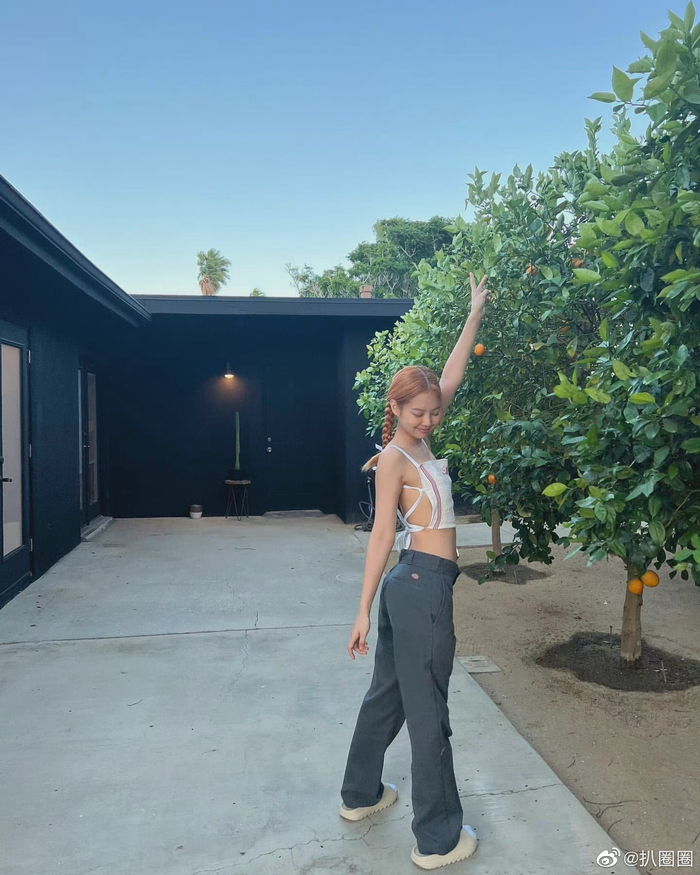 Jennie最新ins更新日常，这个身材真的有点太辣了吧～