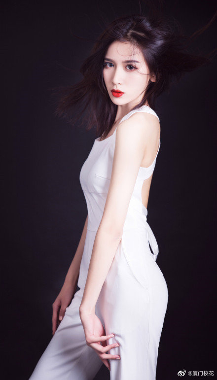 她叫纪昕惠，02年，就读于北京服装学院，身高178cm，大长腿MM……