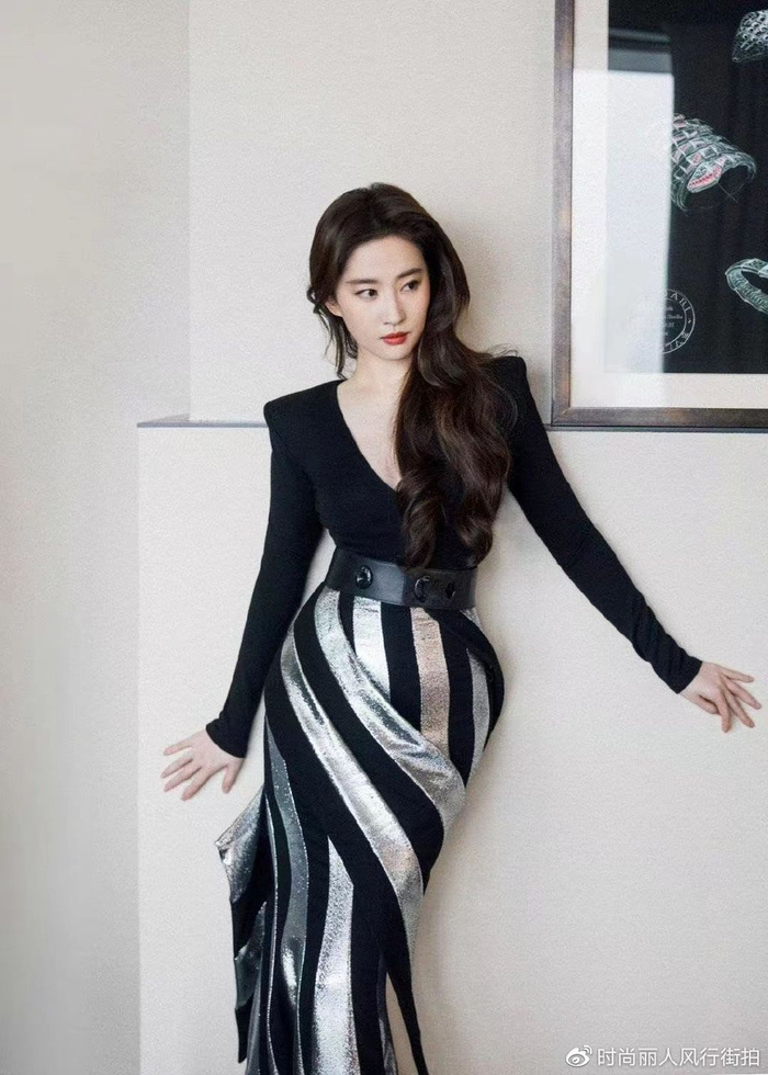 刘亦菲微博之夜压轴亮相！穿羽毛裙变“孔雀公主”，彻底美到大家__财经头条