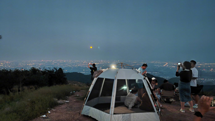 在锡山顶俯瞰宁波市区夜景，后悔没带相机，不然绝对壮观