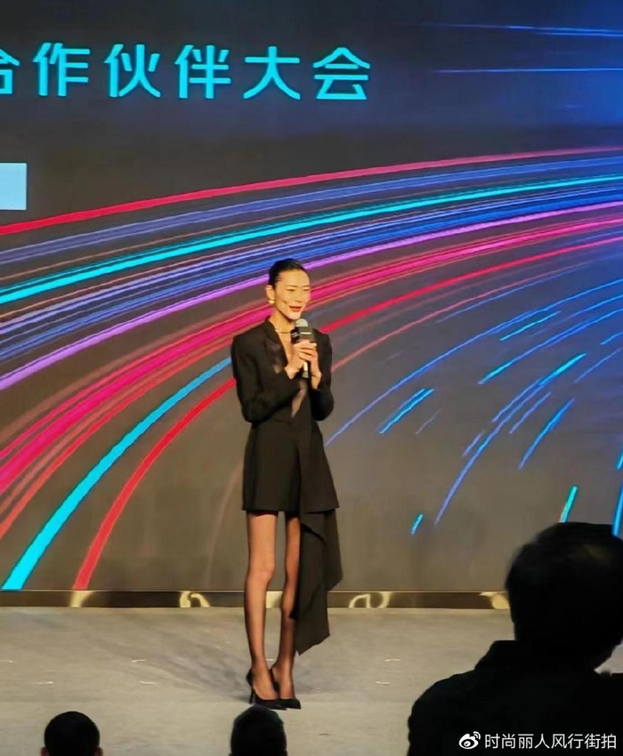 刘雯新亮相美到尖叫！梳背头穿露背西装裙，腿都长到主持人腰部|刘雯|西装裙|腰部_新浪新闻