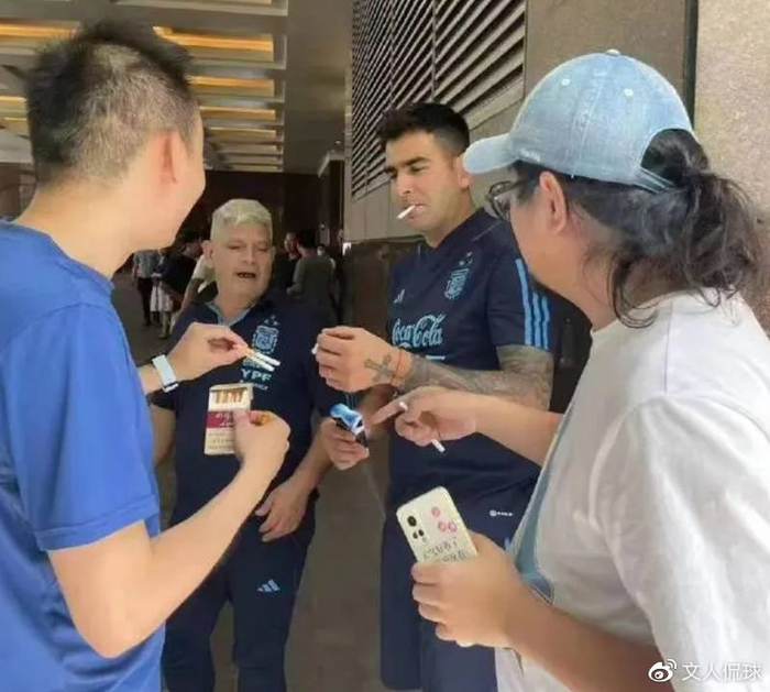 笑不活了！阿根廷教练组被递烟后，梅西敬酒画面爆火，这次还干？|梅西|阿根廷|教练组_新浪新闻