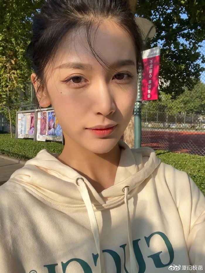 她叫纪昕惠，02年，就读于北京服装学院，身高178cm，大长腿MM……