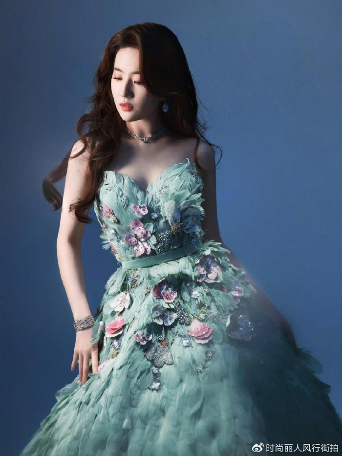 刘亦菲微博之夜压轴亮相！穿羽毛裙变“孔雀公主”，彻底美到大家|刘亦菲|孔雀公主|羽毛裙_新浪新闻