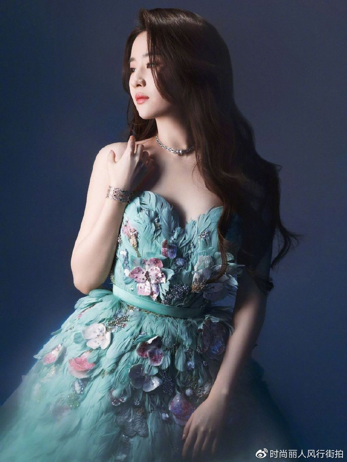 刘亦菲微博之夜压轴亮相！穿羽毛裙变“孔雀公主”，彻底美到大家|刘亦菲|孔雀公主|羽毛裙_新浪新闻