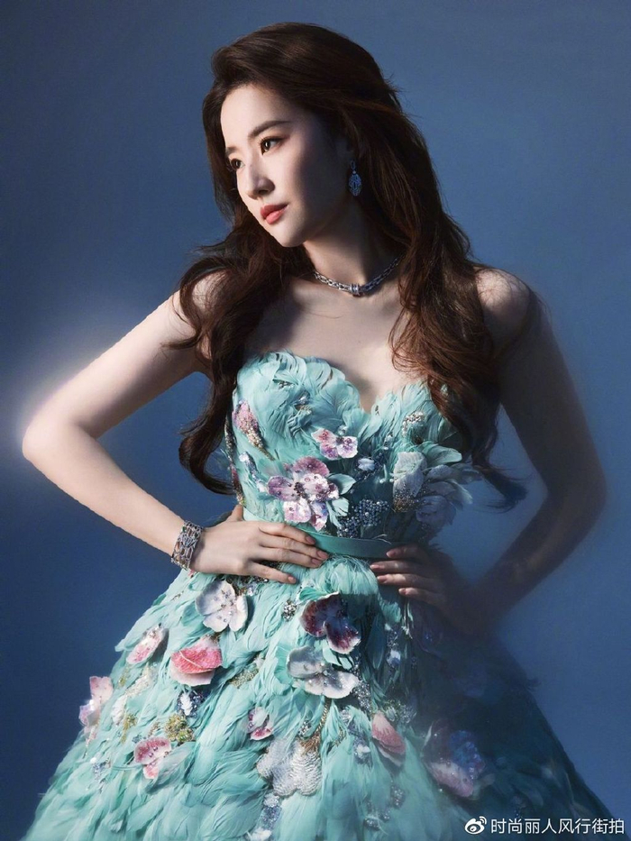 刘亦菲微博之夜压轴亮相！穿羽毛裙变“孔雀公主”，彻底美到大家|刘亦菲|孔雀公主|羽毛裙_新浪新闻