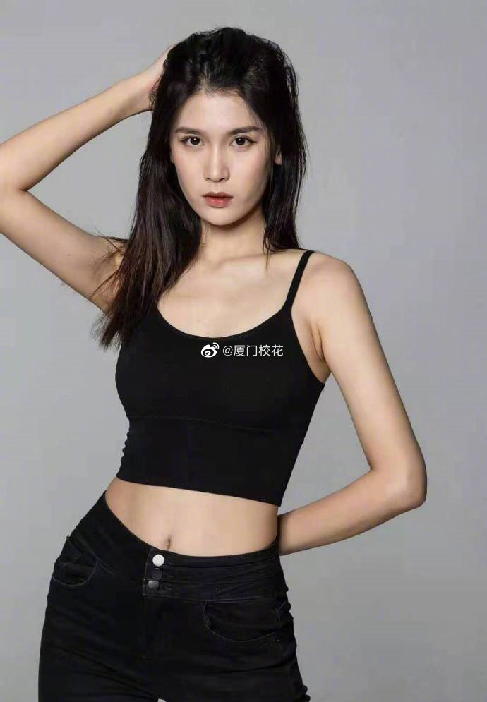 她叫纪昕惠，02年，就读于北京服装学院，身高178cm……