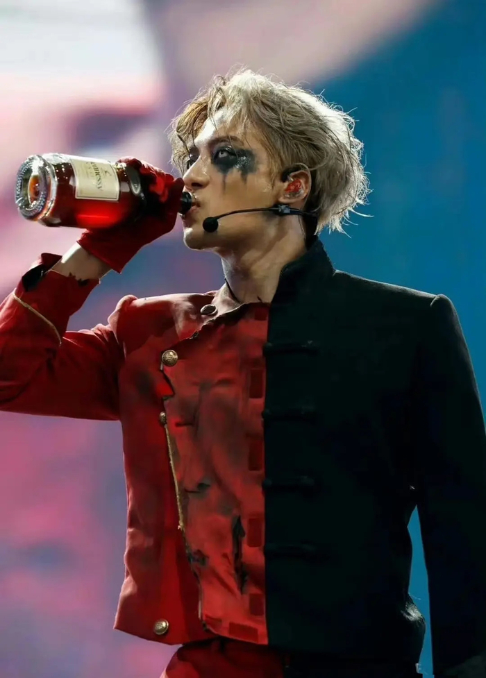 王嘉尔频繁在公众场合喝酒对瓶吹引热议了