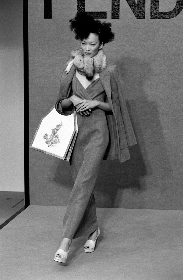 关于初代亚裔超模谭曼玲Ling Tan的一些些魅力时刻昨天Bottega……