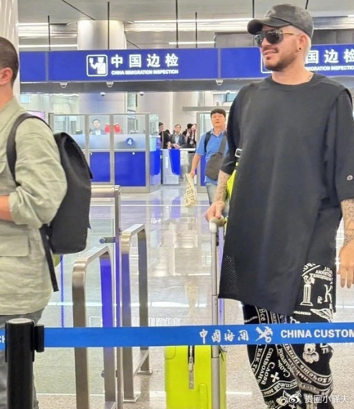 “亚当喝中药”和“那英守国门”一样，既不好笑更不礼貌！|中药|同性恋者|张震岳_新浪新闻