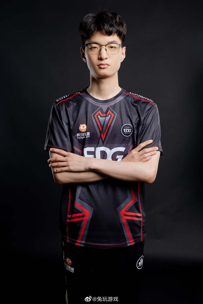 来看看EDG选手们帅气的定妆照吧！ 期待首战！