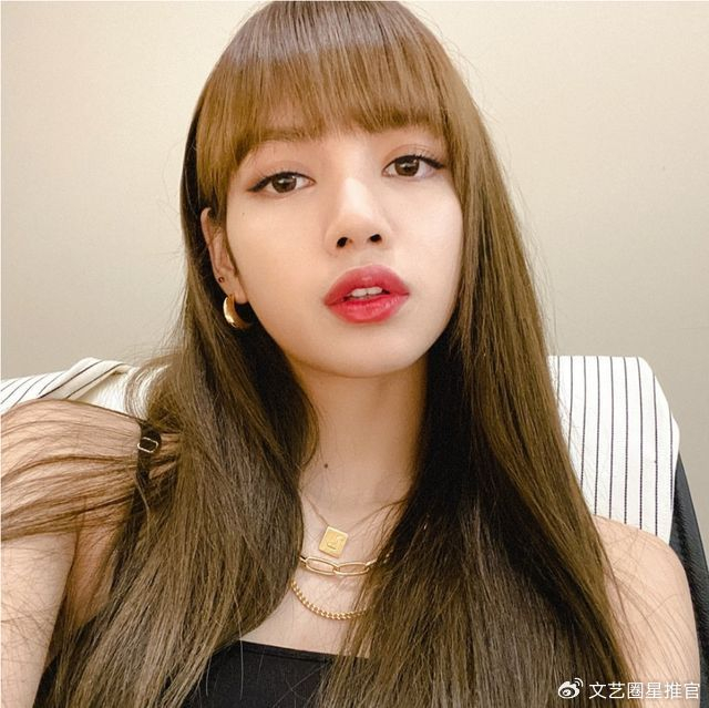 Lisa回泰国和妈妈吃苍蝇馆子！素颜曝真容，餐厅环境堪忧画面曝光