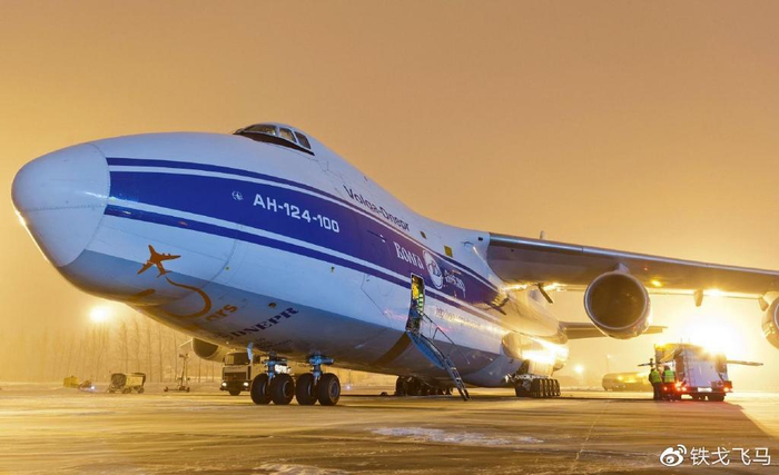 安124创世界纪录：405吨“巨兽”冲破云霄，连飞三昼夜不落地