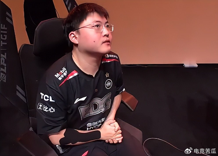 UZI无缘S13，导播单独给特写镜头，赛后哭了，神情让人心疼|导播|特写|神情_新浪新闻