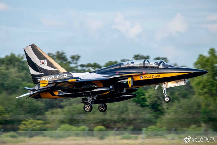 韩军T50落地三度落地台岛，歼10C紧贴韩军停靠，气势压制