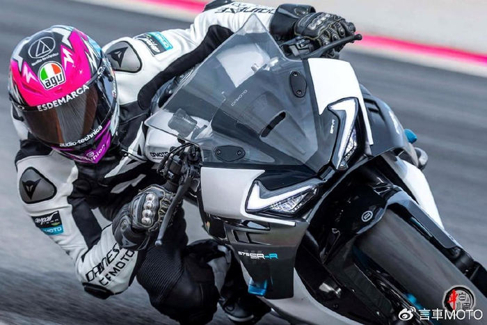 春风675SR-R正式发布：全彩仪表+三缸引擎，售价41500元价格新低