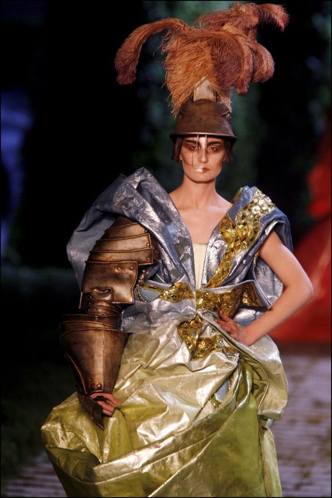 Dior fw 2006 Couture | 中世纪女战士圣女贞德 ， 镀金链甲|圣女贞德|中世纪|女战士