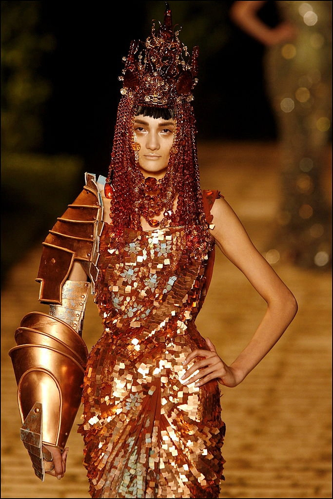 Dior fw 2006 Couture | 中世纪女战士圣女贞德 ， 镀金链甲