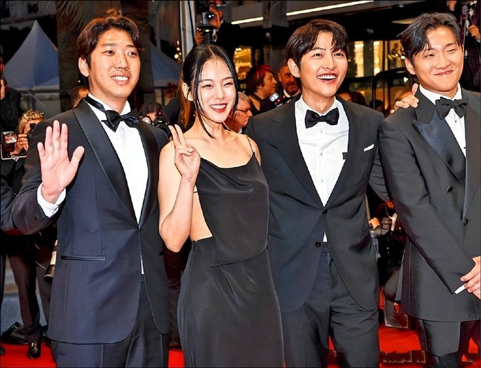 宋仲基陪孕妻散步，曾说做爸爸是非常重要的事，妻子凯蒂将要生产