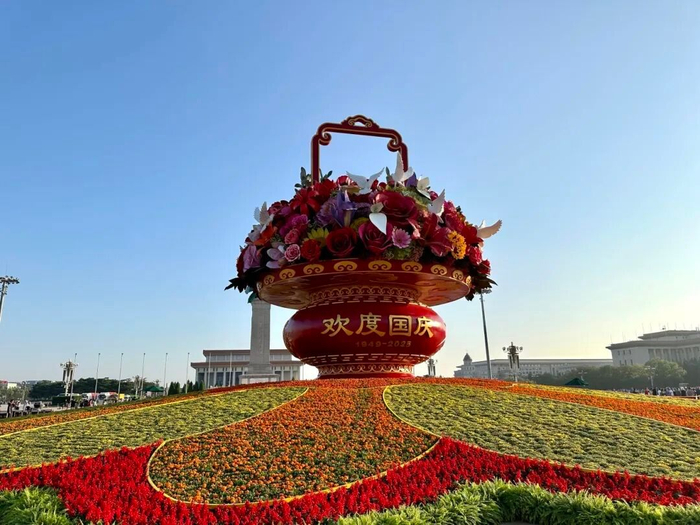 北京天安门广场国庆大花篮及长安街花坛布置完成__财经头条__新浪财经
