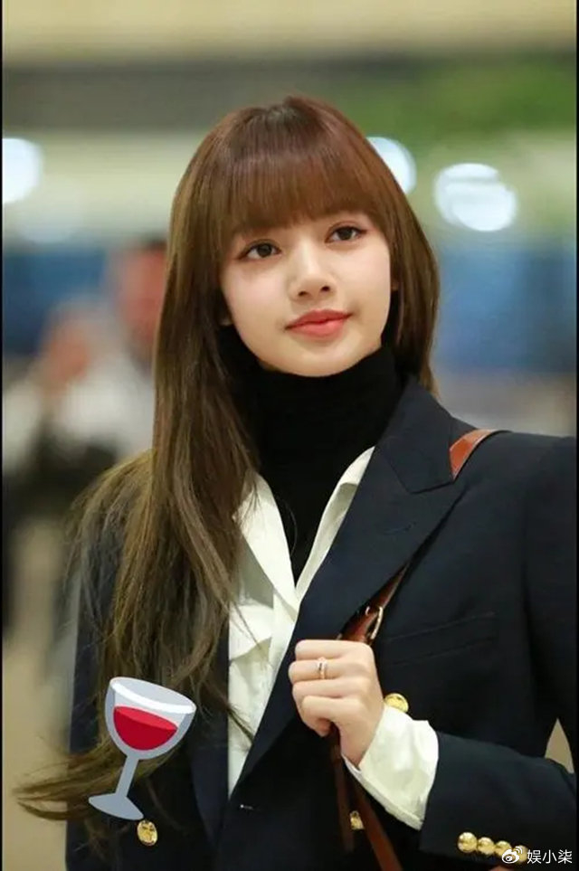 彻底放开！Lisa穿比基尼与母亲合影，不顾形象上街被嘲嘴边长胡子