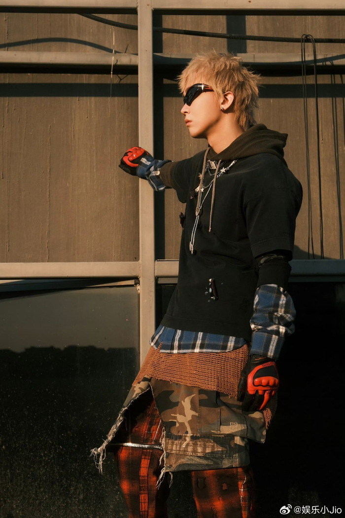 TizzyT在南京演唱会的造型好亮眼啊！