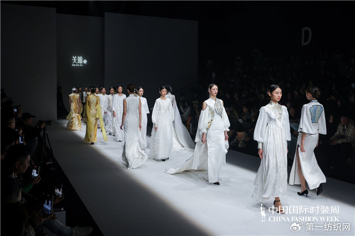 国风•关雎•锦色——GUANJU关雎记优雅绽放AW24中国国际时装周|设计师|审美|新国风|设计|潮流_新浪新闻