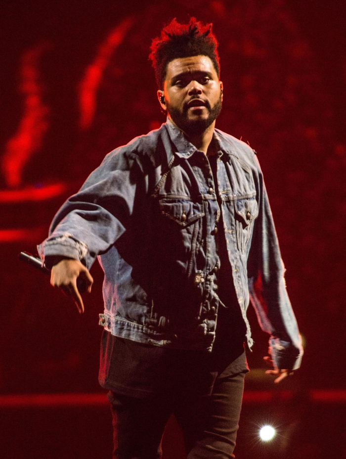 The Weeknd 依然穿上了标志性的红色西装和黑色衬衫（可能少了去年演出中那些诡异的绷带和畸形的面容）