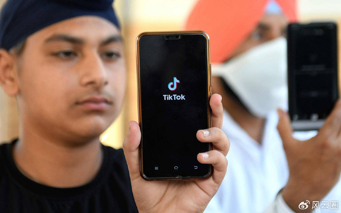 批量外国网友变身TikTok难民，迁徙到中国APP，互动成塌房现场|小红书|难民|翻墙_新浪新闻