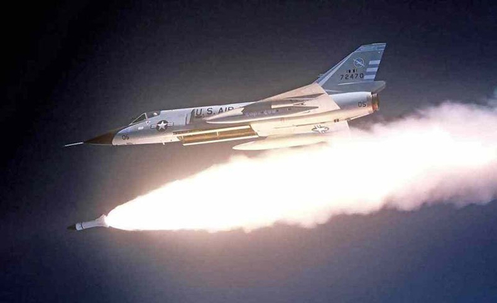 越战最丢人的战斗机：F-102空战零分，最擅长用空空导弹打步兵