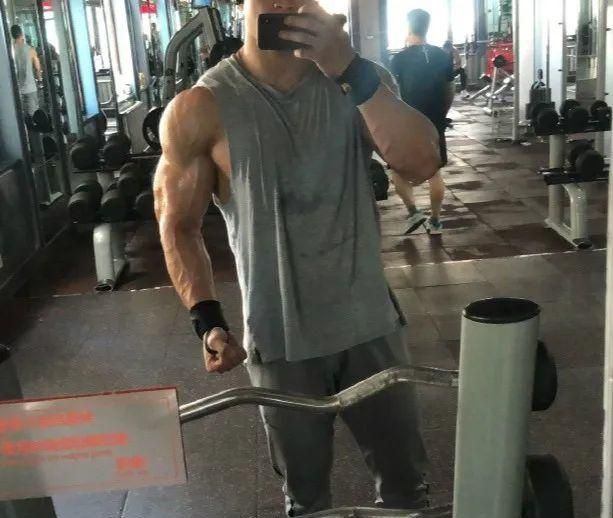 身高195cm体重115kg，这位肌肉巨无霸太可了