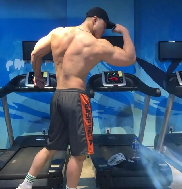 身高195cm体重115kg，这位肌肉巨无霸太可了