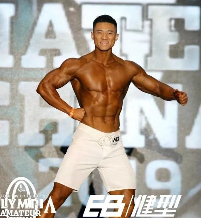 身高195cm体重115kg，这位肌肉巨无霸太可了