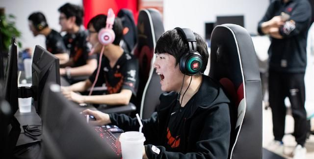 JKL的辉煌职业生涯，17岁拿下世界冠军，19岁换支队伍再冲进决赛|队伍|阿水|磨合期_新浪新闻