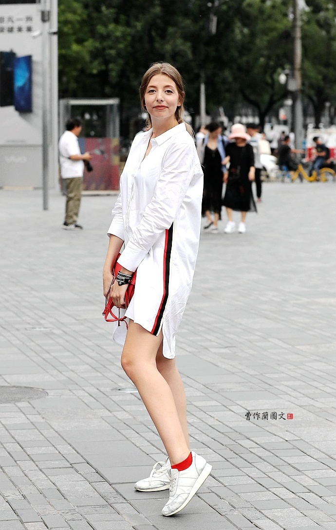 街拍：普普通通的白衬衫，美女也能穿出时尚感