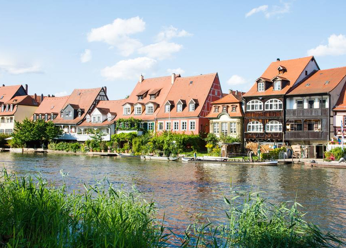 德国这座中世纪小镇，中世纪建筑众多，未受战争破坏的历史古城