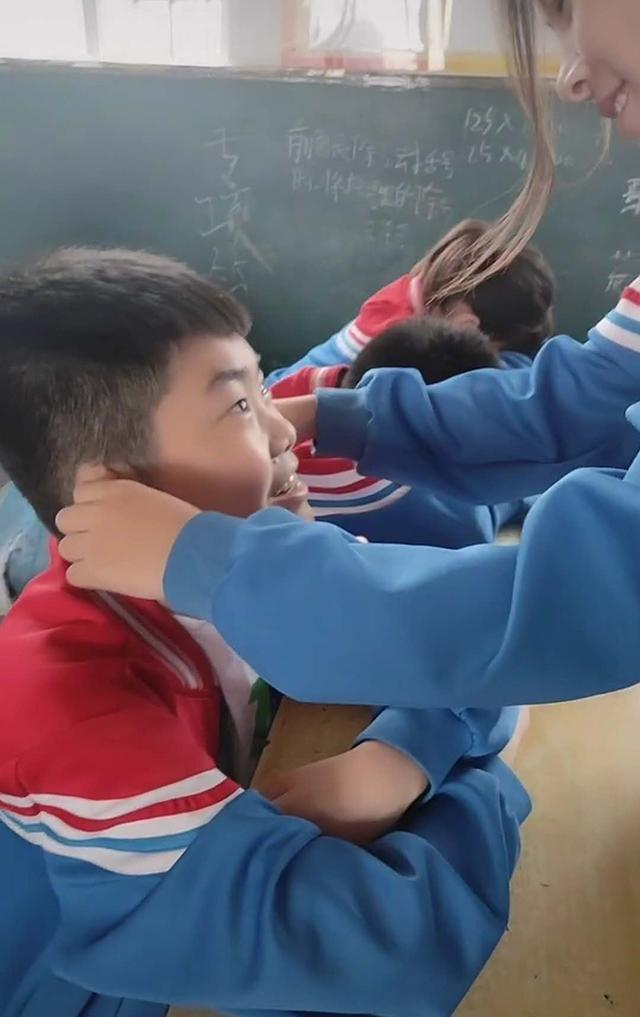 熊孩子揪同学辫子并成功“嫁祸”同桌，网友笑翻：满满的都是回忆|熊孩子|辫子|同学_新浪新闻