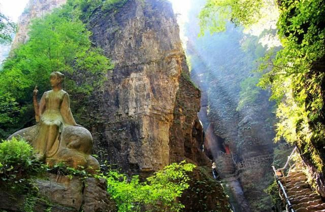 北京周边的避暑胜地，夏季最高气温仅23度，《寻秦记》曾在此取景
