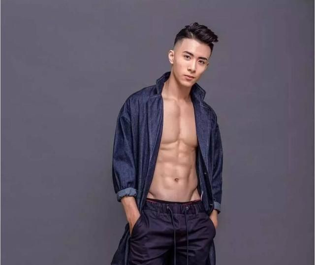 组图：阳光帅气的腹肌男，身高178，体重不明，八块腹肌真诱人！