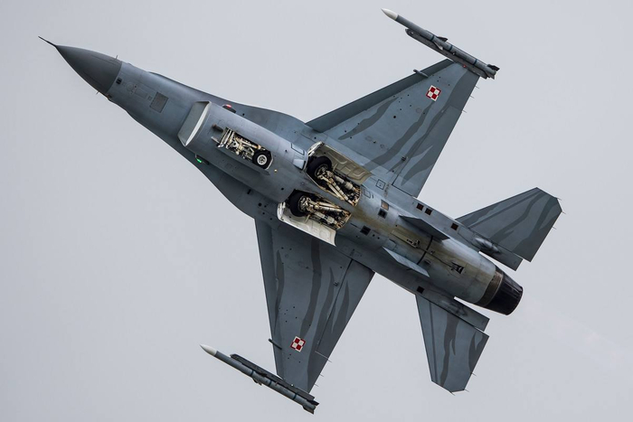 四十年坠毁700架，一代经典F16为何频频坠机？五大原因是关键