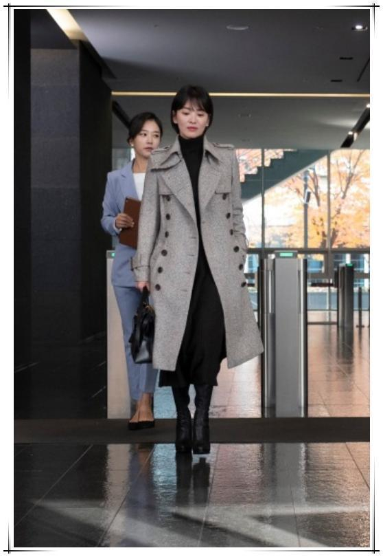 宋慧乔真是穿搭高手！西装配裙子都不丑，但脚上的运动鞋不敢苟同