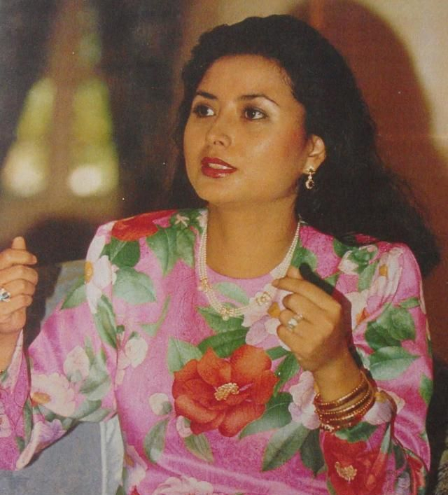 马来西亚苏丹后王冠太奢华！穿紫裙庆生，王妃的爱马仕鳄鱼包亮了