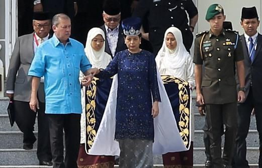 马来西亚苏丹后王冠太奢华！穿紫裙庆生，王妃的爱马仕鳄鱼包亮了