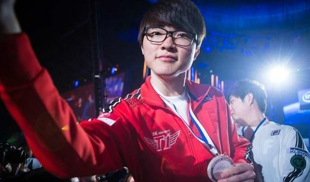 T1上演一出好戏！Faker替补登场强行背锅，赛后官博举动令人心寒