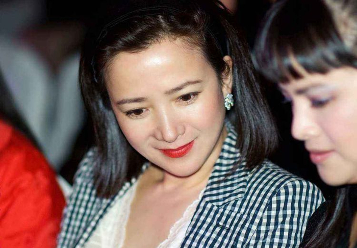 她是唯一把四大名著拍完的人，如今二婚再嫁演员，儿子颜值超高！|四大名著|何晴|许亚军_新浪新闻