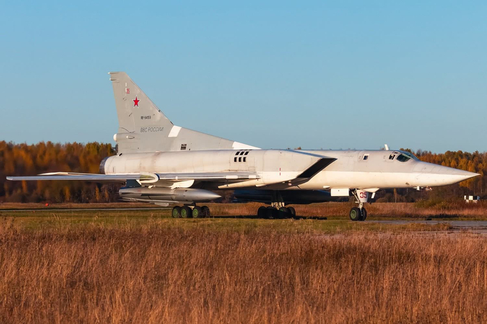 图-22M轰炸机，能直接对美军航母造成威胁，配备"风暴"远程导弹|威胁|远程导弹|美军_新浪新闻