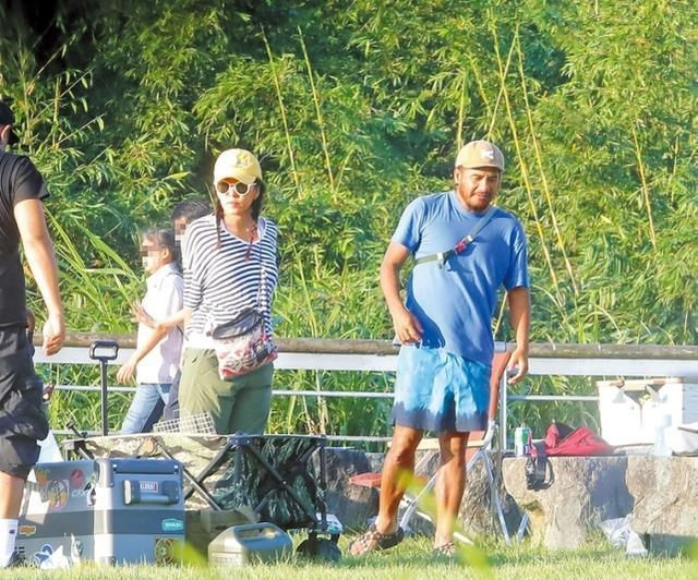 张震岳与张翰张震兄弟办公园烤肉趴,“顽童”瘦子女友首曝正面照