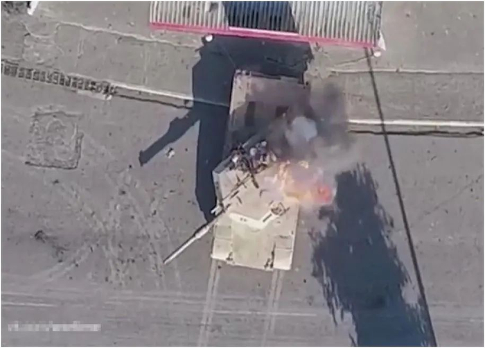 中国无人机越玩越高级，单车齐射48架，铺天盖地消灭一个坦克营