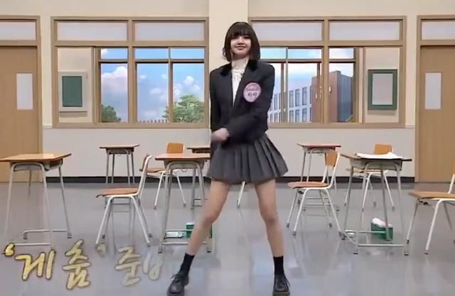 Lisa在综艺中跳舞,镜头一扫而过,无美颜精修的腿型我酸了